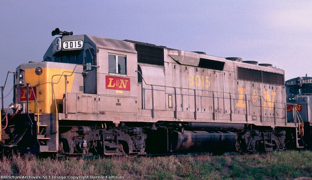 L&N GP40 #3015, with the locomotive number on the long hood,